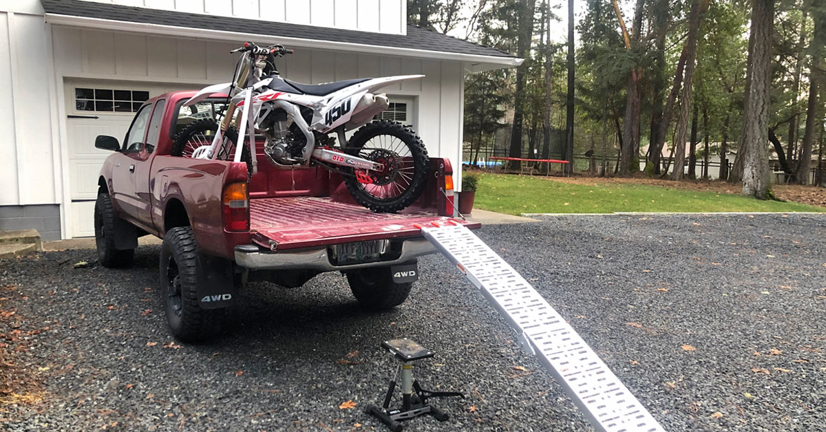 How to Strap a Dirt Bike into a Truck - Outdoor Driving